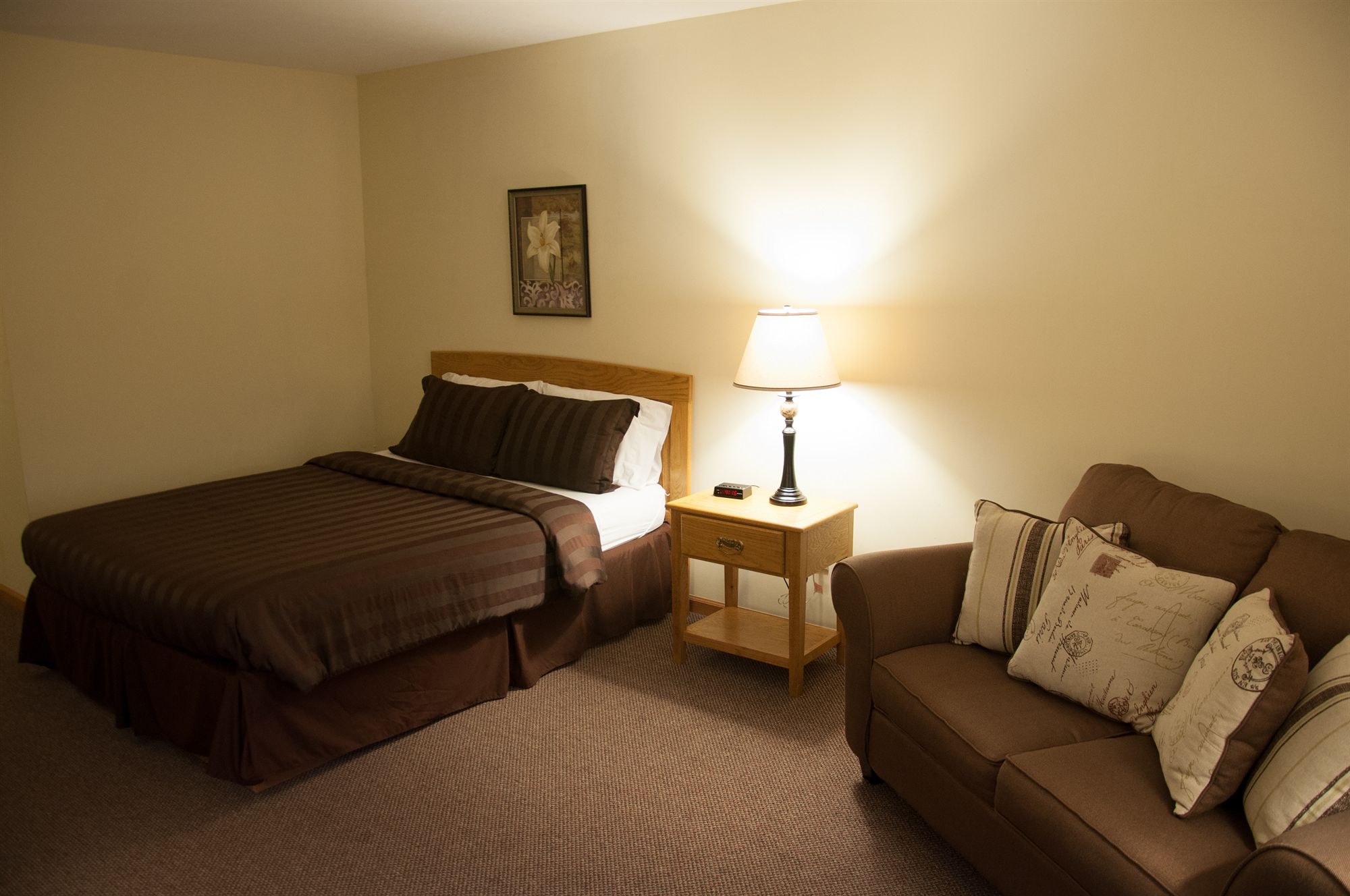Discount Coupon for Brook Pointe Inn in Syracuse, Indiana - Save Money!