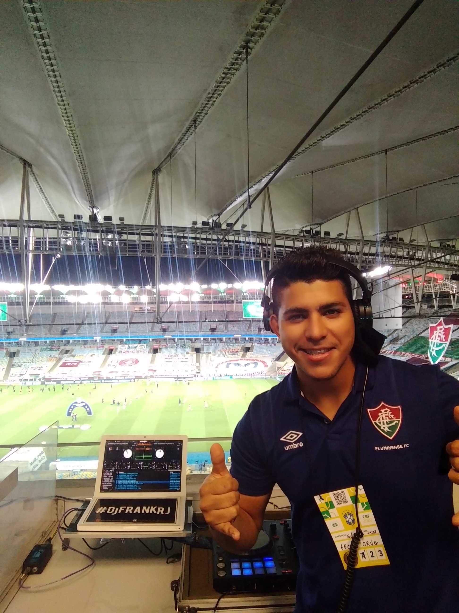 Faixas, bandeiras, mosaicos e DJ para esquentar os jogos do Flu ...