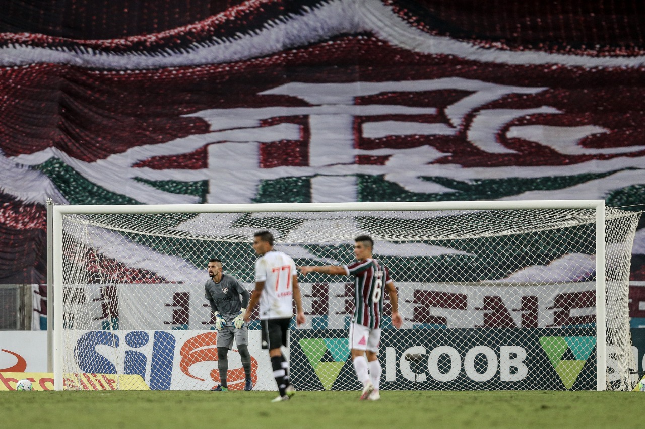 Faixas, bandeiras, mosaicos e DJ para esquentar os jogos do Flu ...