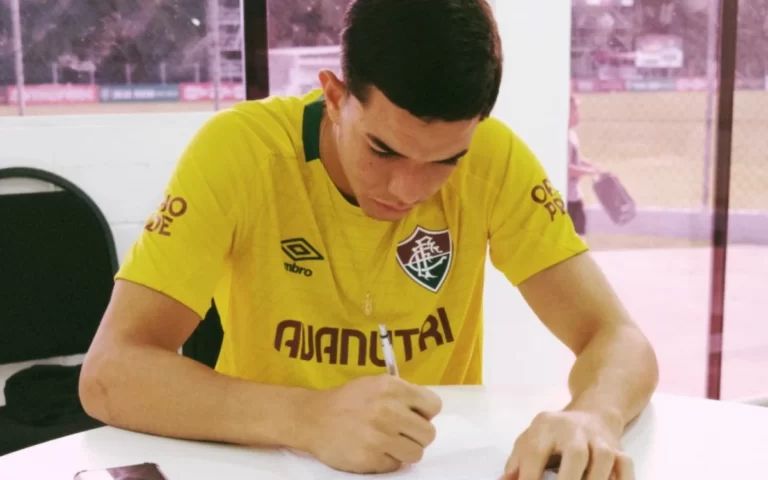 Goleiro Kevyn Vinícius assina contrato profissional com o Flu ...