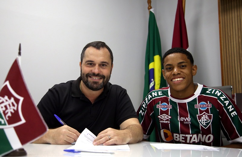 Campeão pela Seleção Sub-17, Matheus Reis assina contrato profissional ...