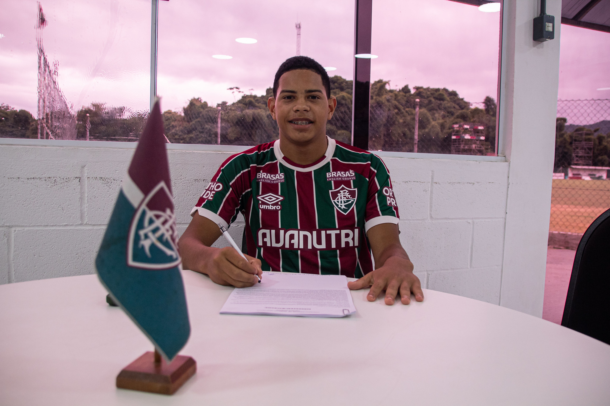 Marcos Paulo assina primeiro contrato profissional com o Fluminense ...