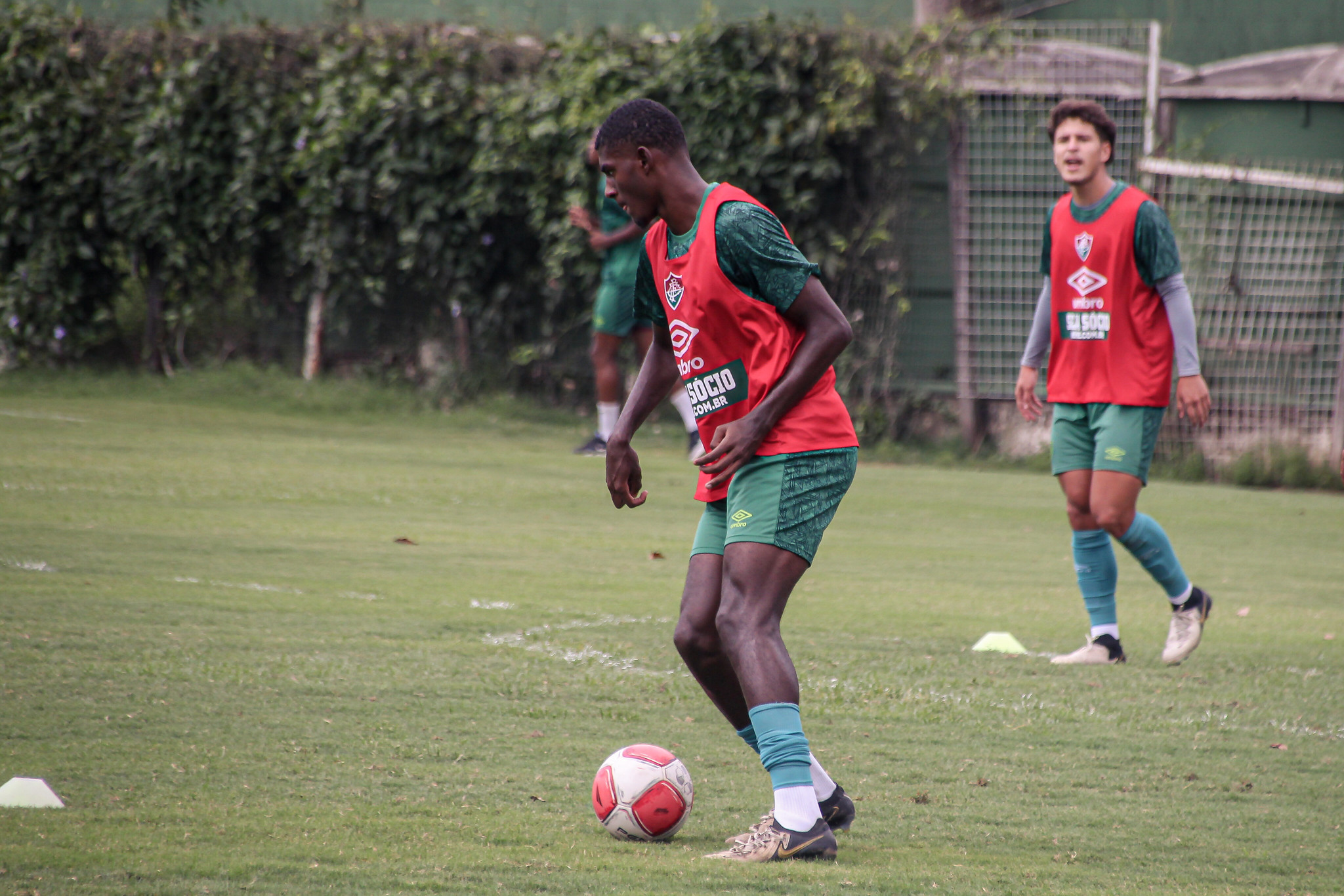 Com Isaque e Wesley Natã de volta, Sub-17 do Flu se divide entre mata ...
