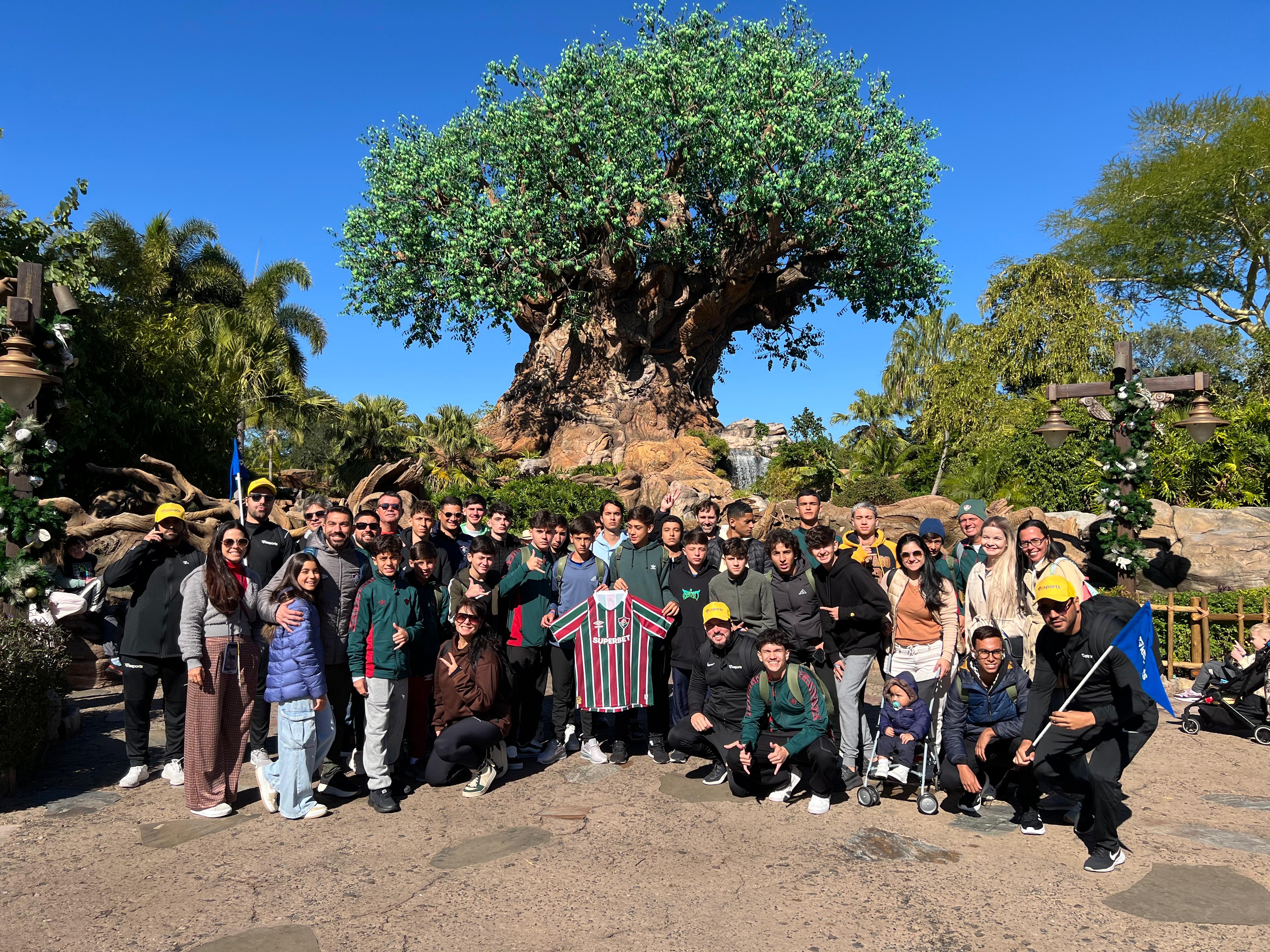 Crianças e jovens do Fluminense Experience visitam parque da Disney em ...