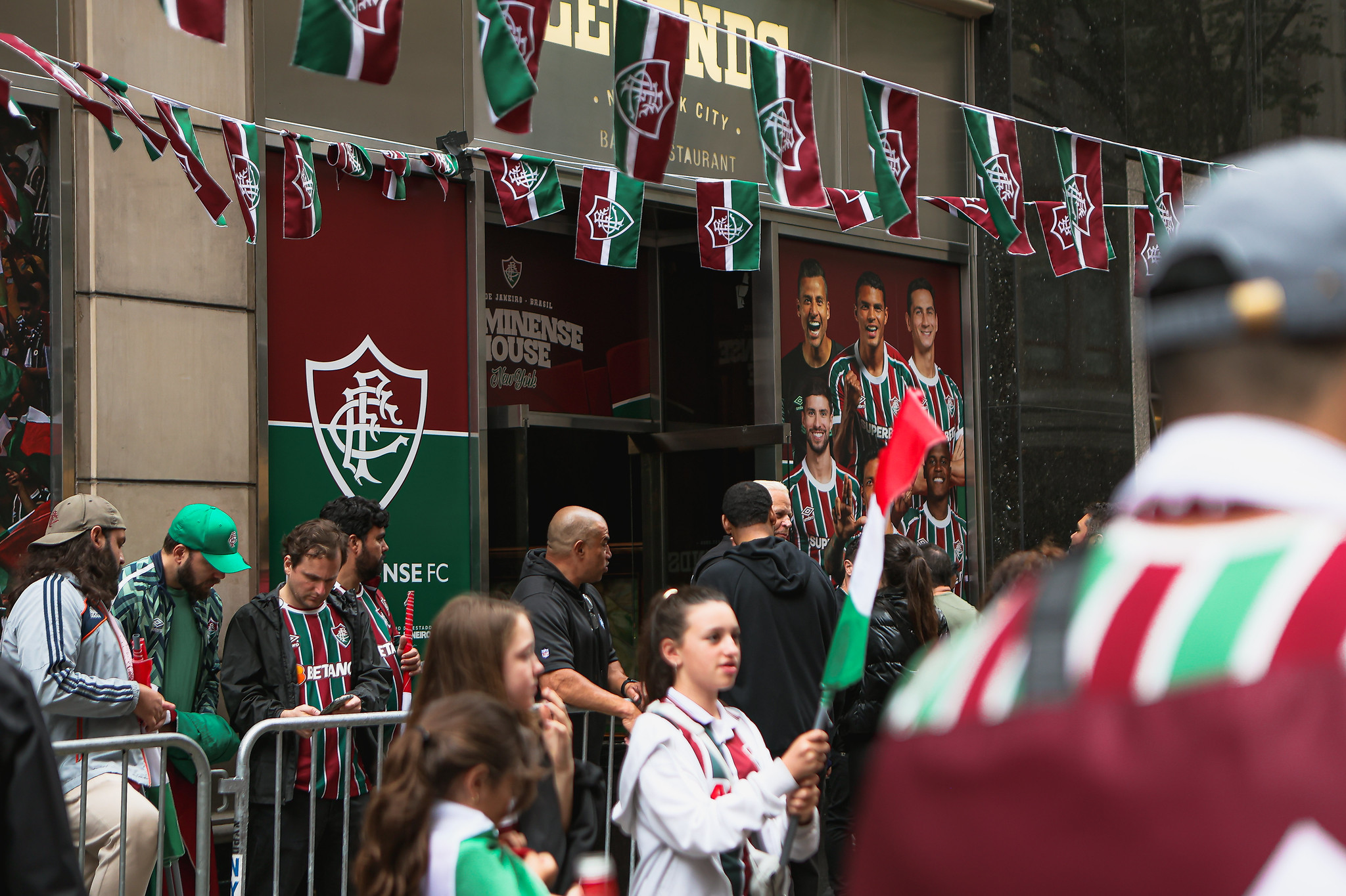 Torcida lota a Fluminense House na inauguração em Nova York; Confira ...
