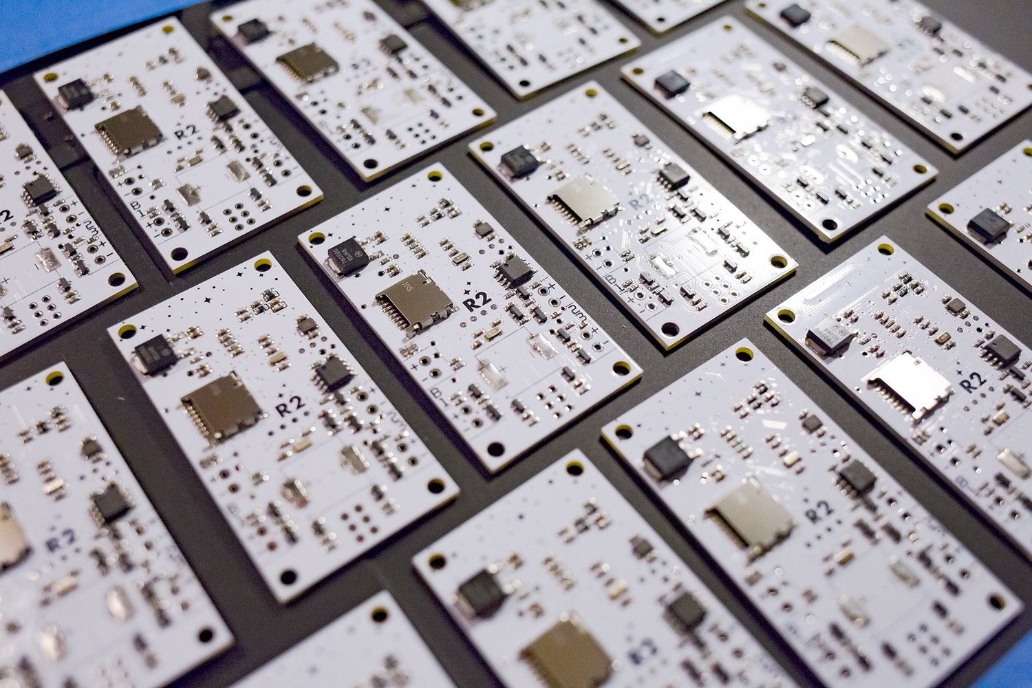 DIY Scientist builds Self-Landing Model Rockets | Flite Test