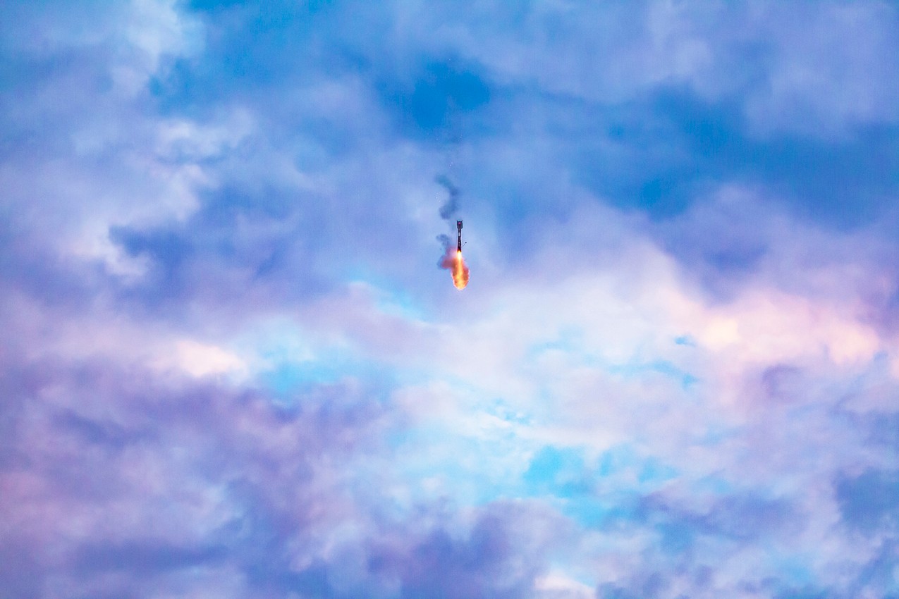 DIY Scientist builds Self-Landing Model Rockets | Flite Test