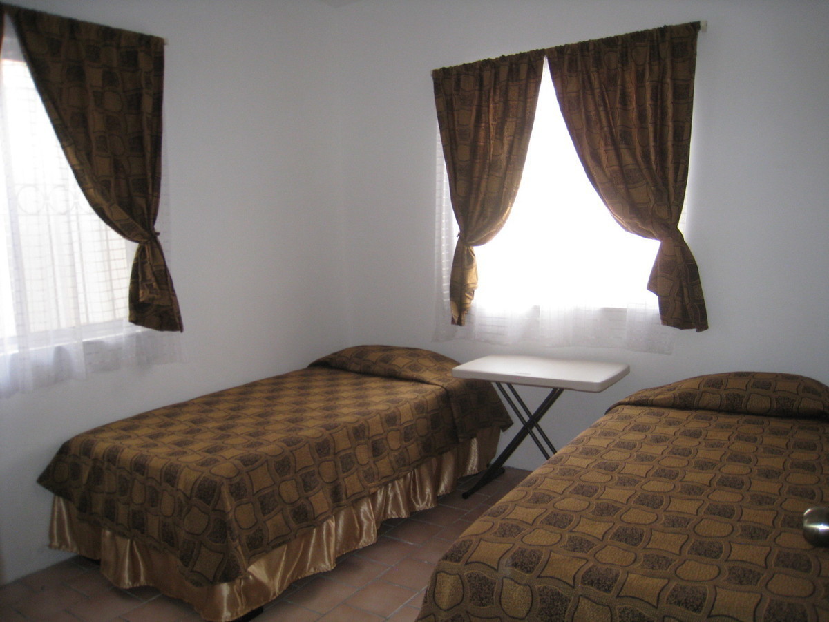 Cuartos amueblados en Renta semanal en Cumbres desde $700 por persona.