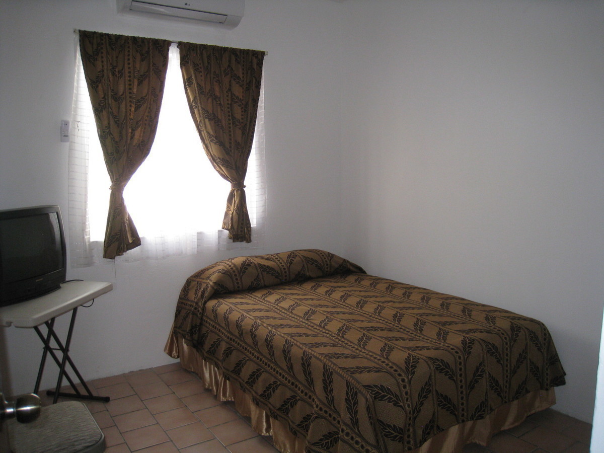 Cuartos amueblados en Renta semanal en Cumbres desde $700 por persona.