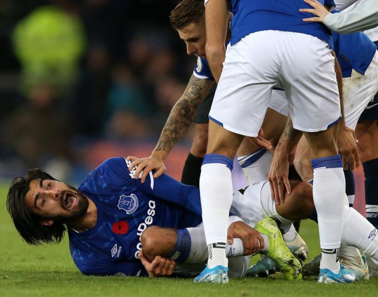 Footballer Andre Gomes Suffers Horrific Injury, Both The Teams Broke ...