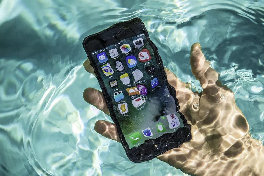 What To Do When Your Phone Falls In Water? 3 Easy Steps Can Save You A ...