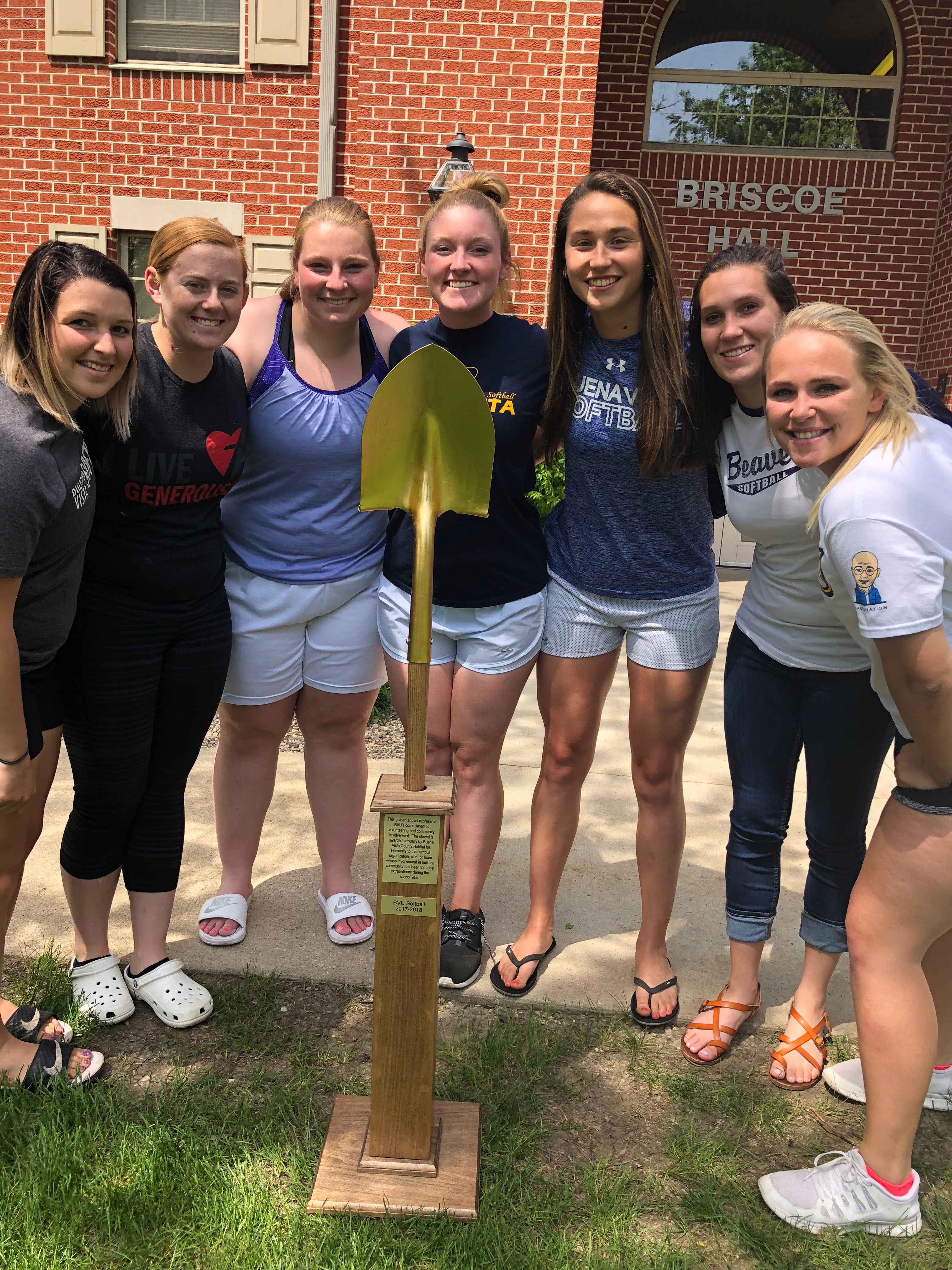 BVU Softball Team Receives Golden Shovel Award for Volunteer Service