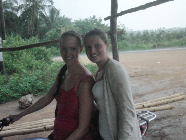 Effies schuilen voor een tropische bui op ons eerste motor ritje | Foto ...