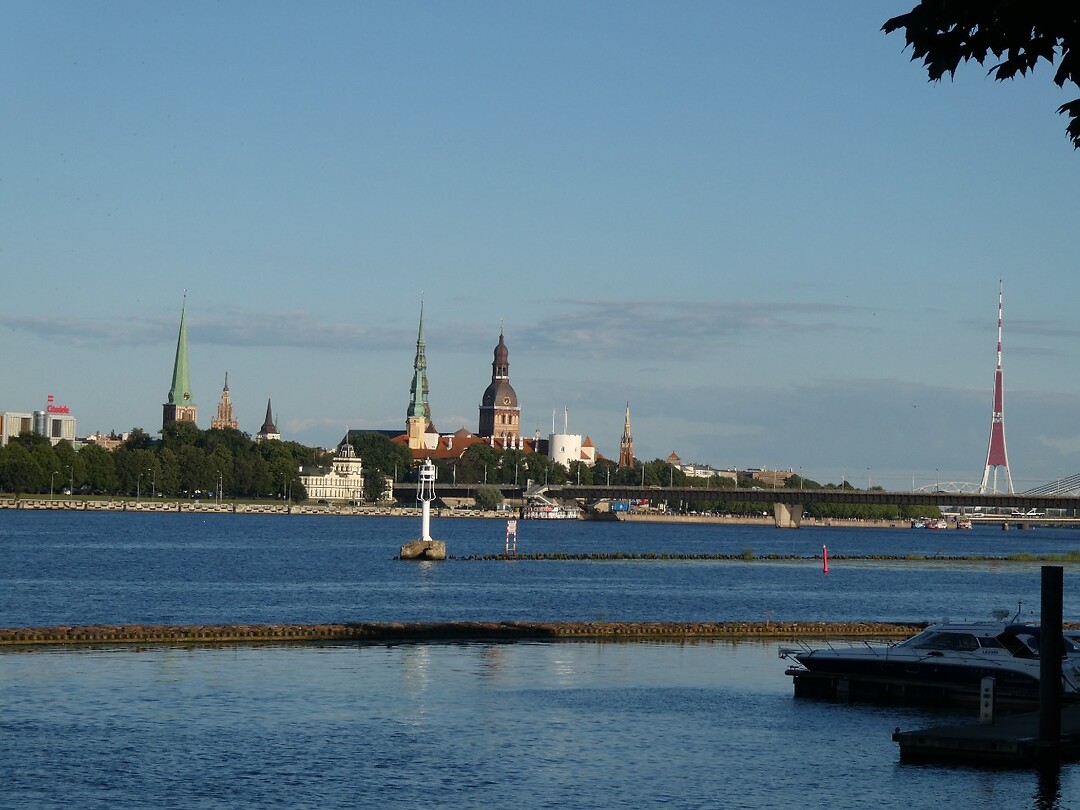 Vanaf het schiereiland Kipsala waar de camping lag richting brug en ...