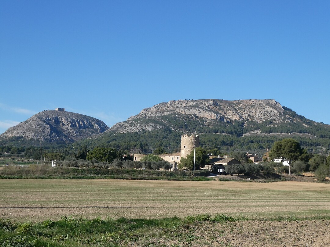 Op de fiets naar Toroella de Montgri met op de linkerberg het kasteel ...