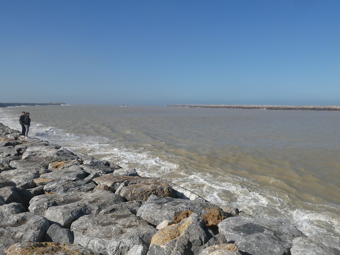 De rivier de Sebou loopt achter camping langs en komt uit in zee ...