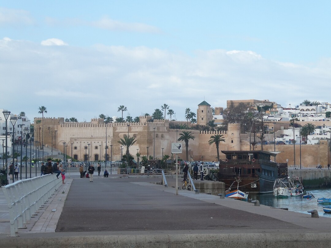 Uitzicht op de oude stad van Rabat aan de rivier Bou Regreg | Foto ...