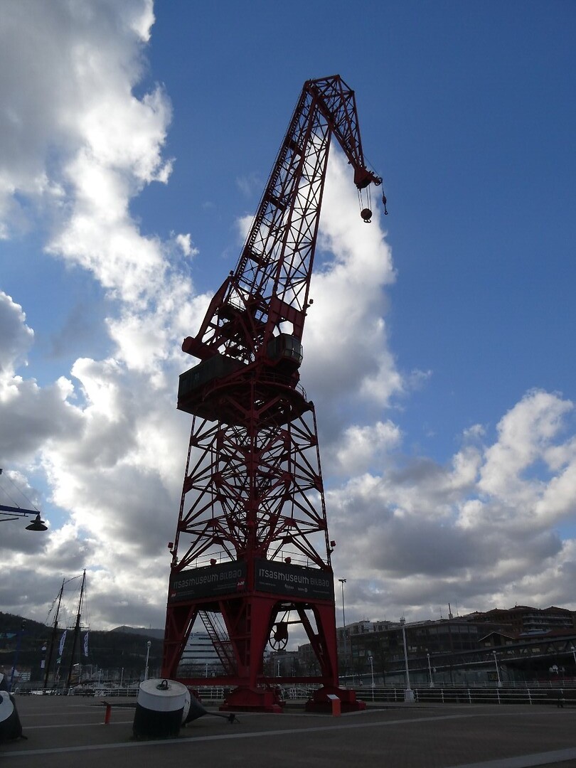 Buitendeel van het scheepvaartmuseum met o.a. een oude kraan | Foto ...