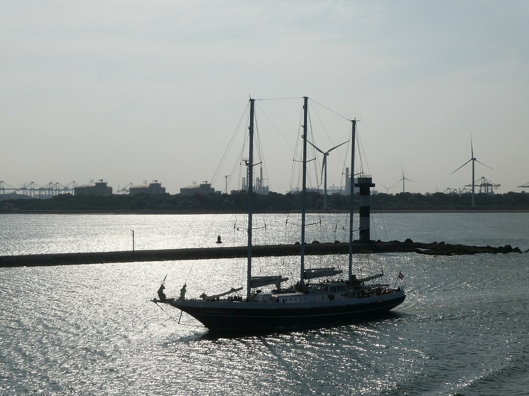 Vloed om 9 uur 's avonds: het water staat 5 meter hoger dan bij eb ...