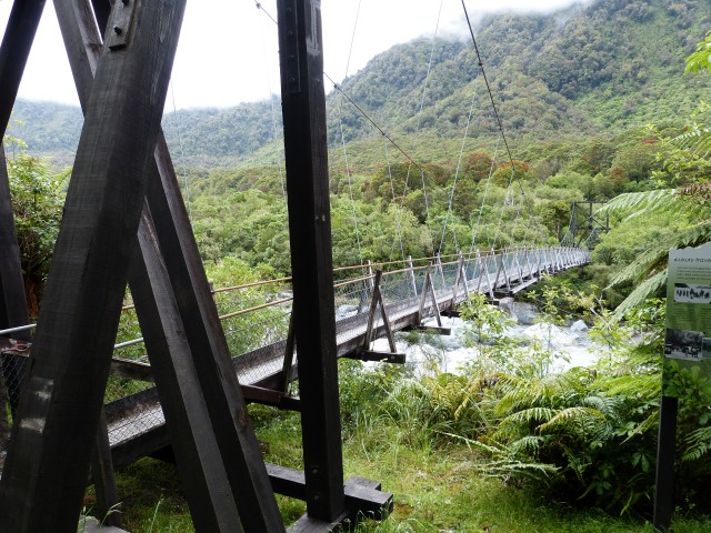 Een historische brug over de Fox-gletsjerrivier, mooi maar doodeng ...