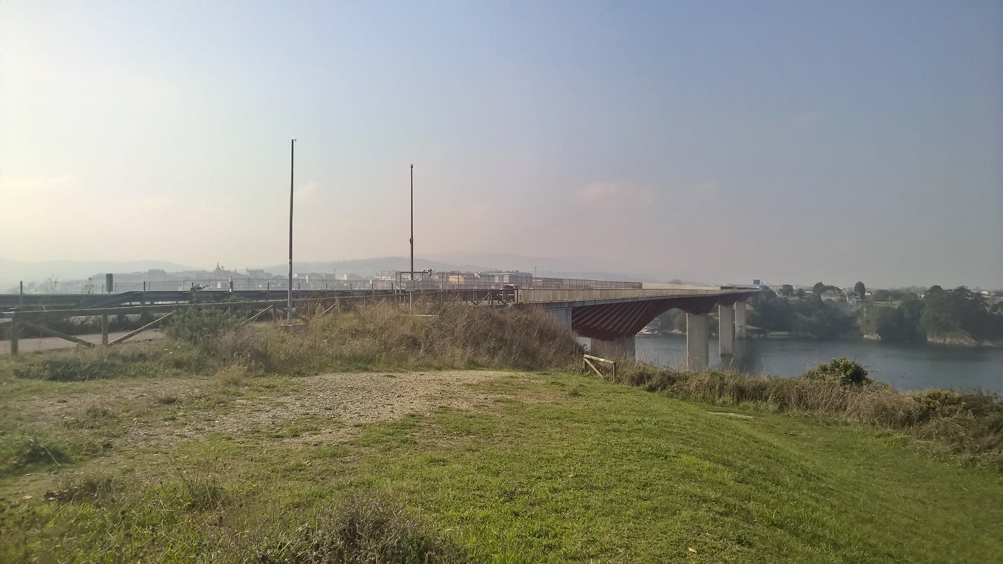 brug over de Ria de Ribadeo met Ribadeo op de achtergrond | Foto | bert ...