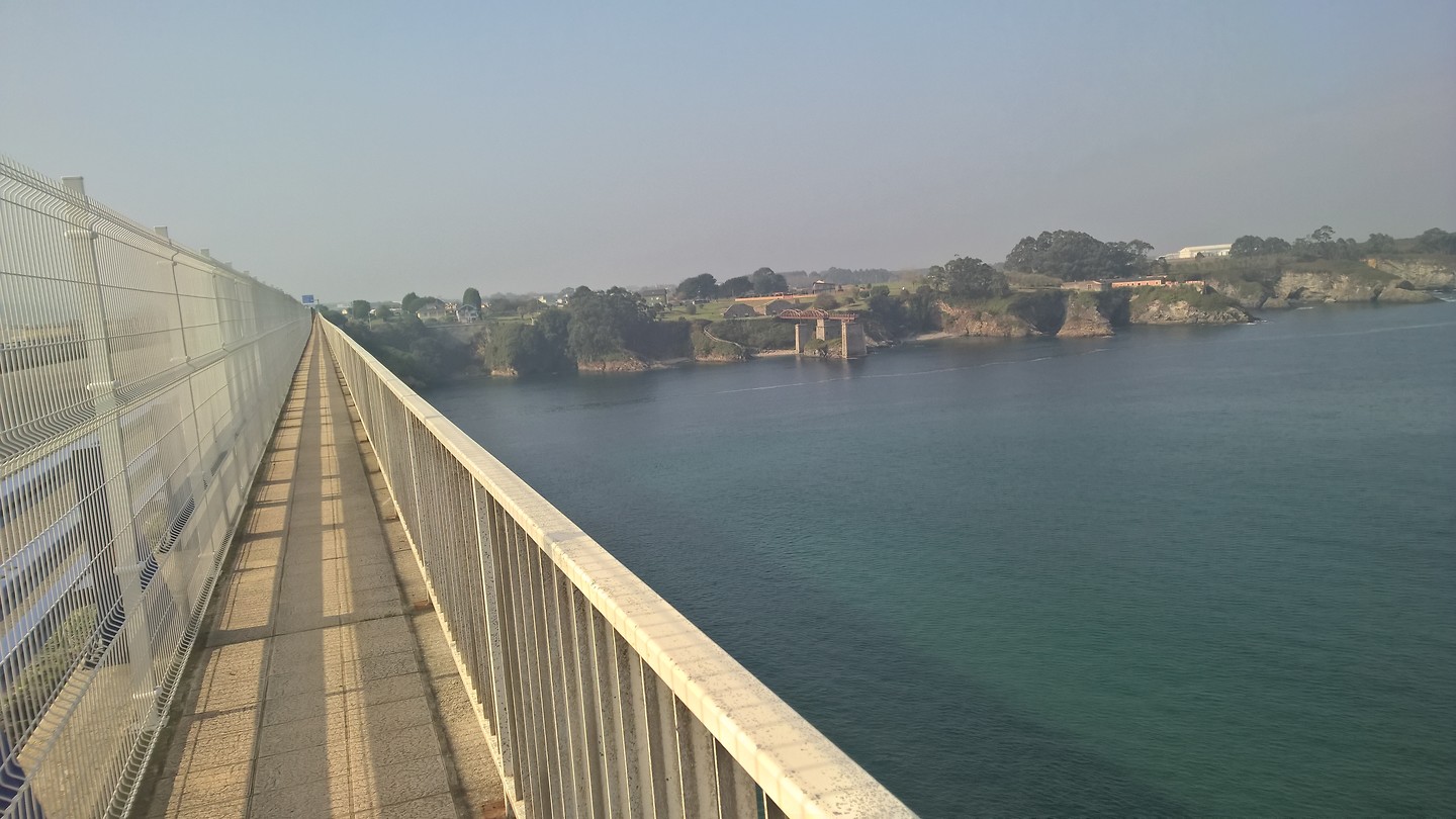 toch wel ietsje hoogtevrees op de brug over de Ria de Ribadeo | Foto ...