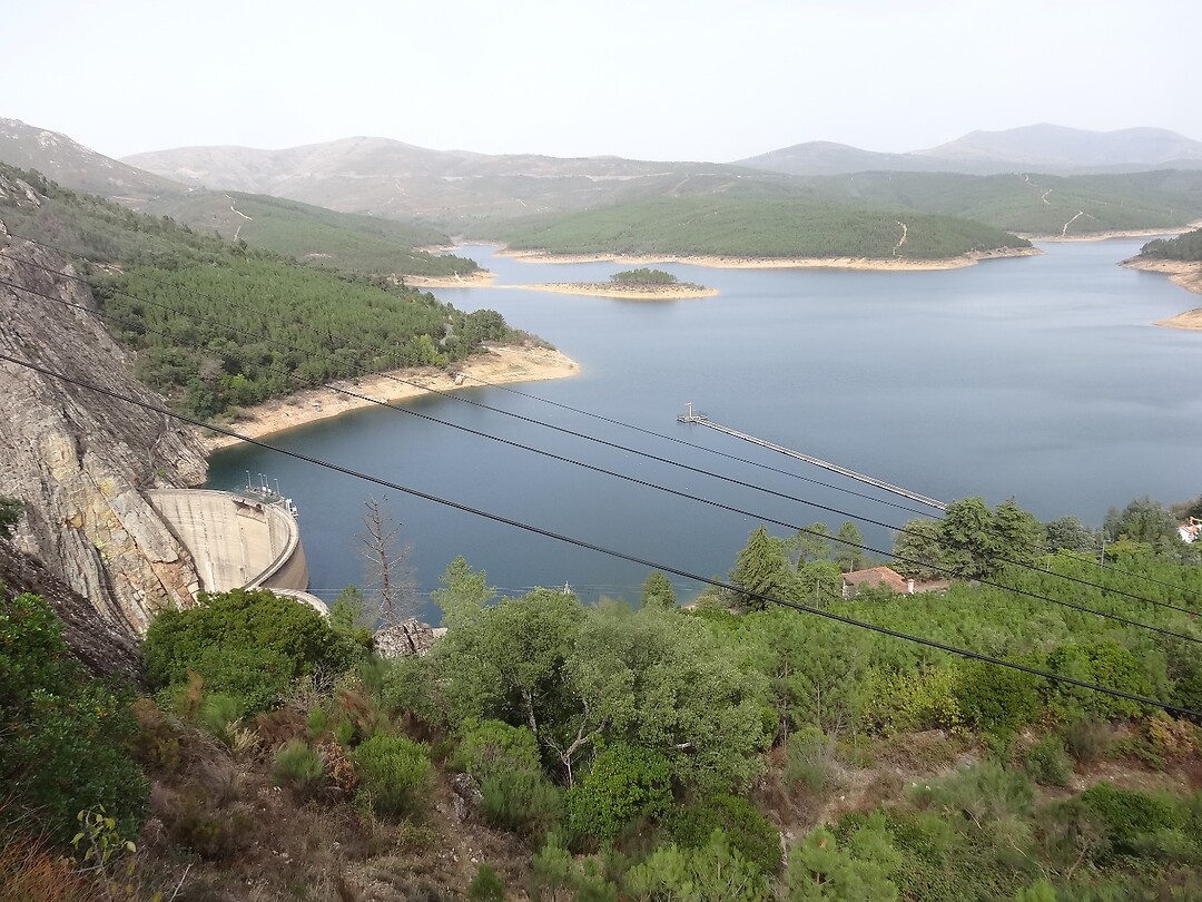 Stuwmeer met de stuwdam van Santa Luzia (nabij Vidual) | Foto