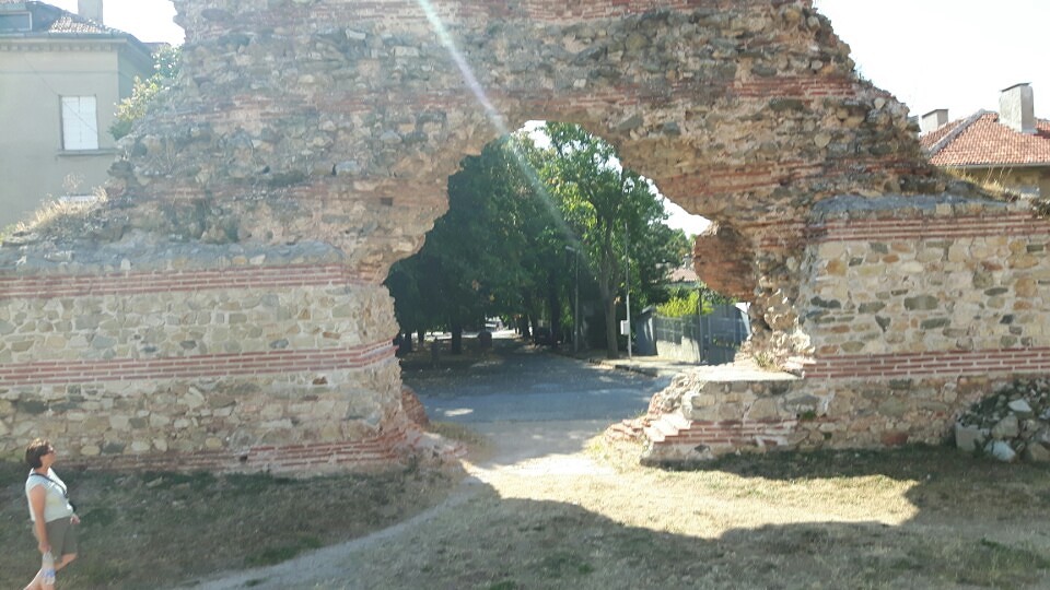 Romeinse muur in Chisaria. | Foto | De Brouwer’s reisblog