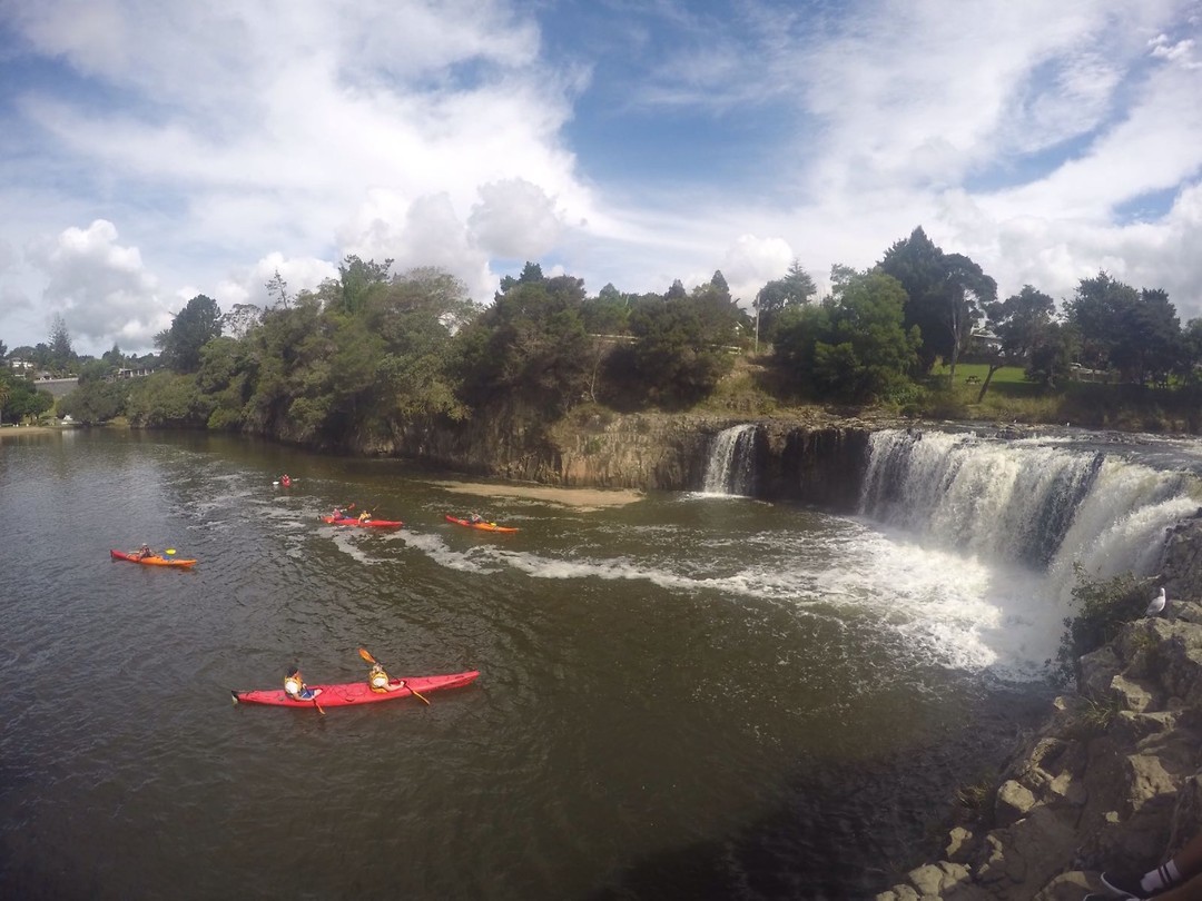Waterfall at the Waitangi river 🛶 | Foto | Dutchies On Worldtour