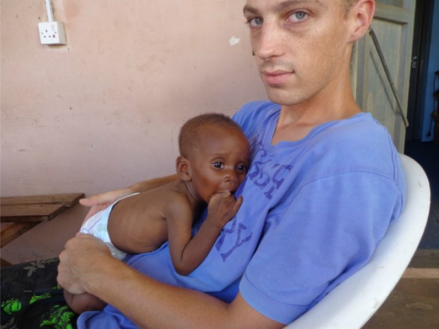 Baby Derrick op dag 1 in het tehuis | Foto | Doeke en Marjolein’s reisblog
