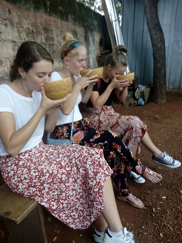 Pito drinken, lokaal bier | Foto | Erica en Joëlle’s reisblog