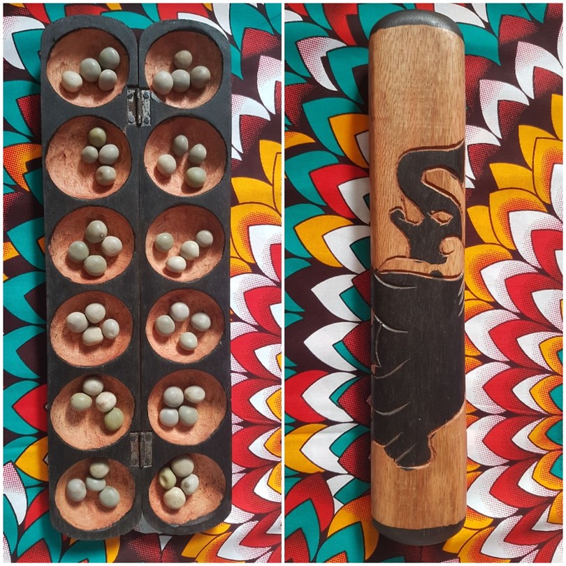 Oware game en het mooie stofje | Foto | Erica en Joëlle’s reisblog