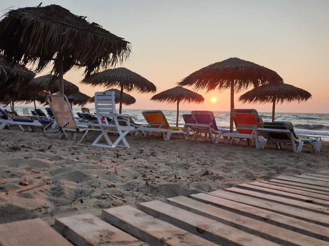 Een geweldige camper plek gratis, met eigen strand/ligbedden en super ...