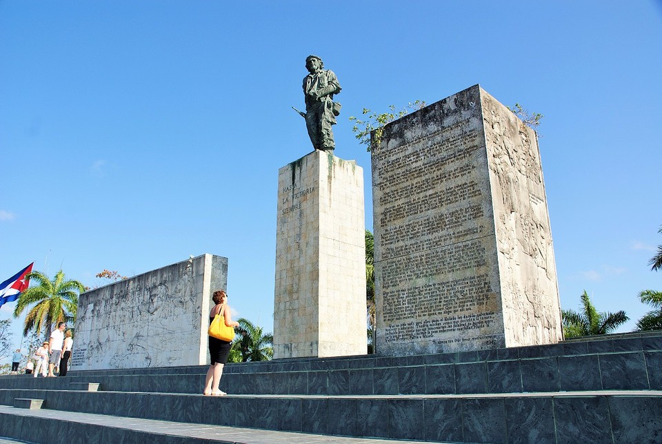 Het beeld van Che Guevara bij het Mausoleum van Che | Foto | Haantjes ...
