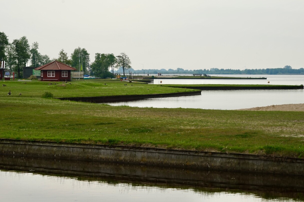 UItzicht over Großes Meer, het grootste meer van Nedersaksen als je de ...