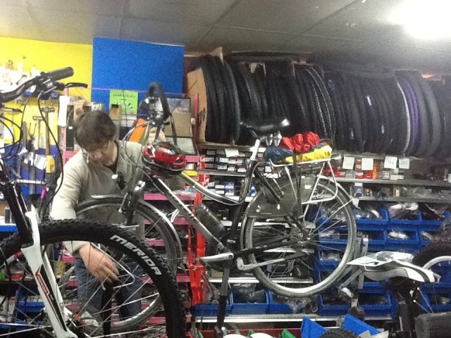 Bij de fietsenmaker! | Foto | Henk en Jannie Zielman’s reisblog