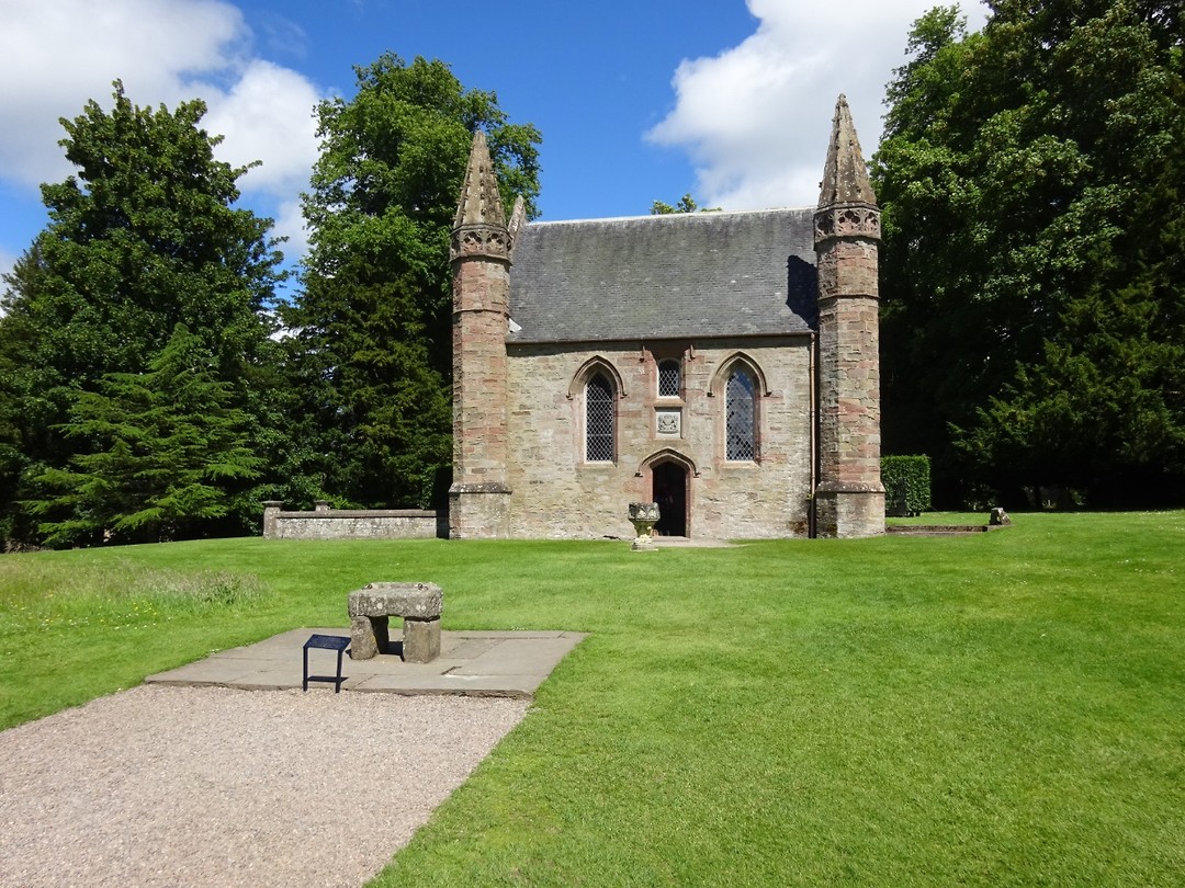 Moot Hill met de kapel en de Stone of Scone er voor | Foto | Bert en ...
