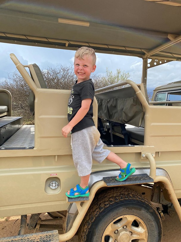 Lucas op de jeep | Foto | Coby, Annemien en Lucas van Ginkel’s reisblog