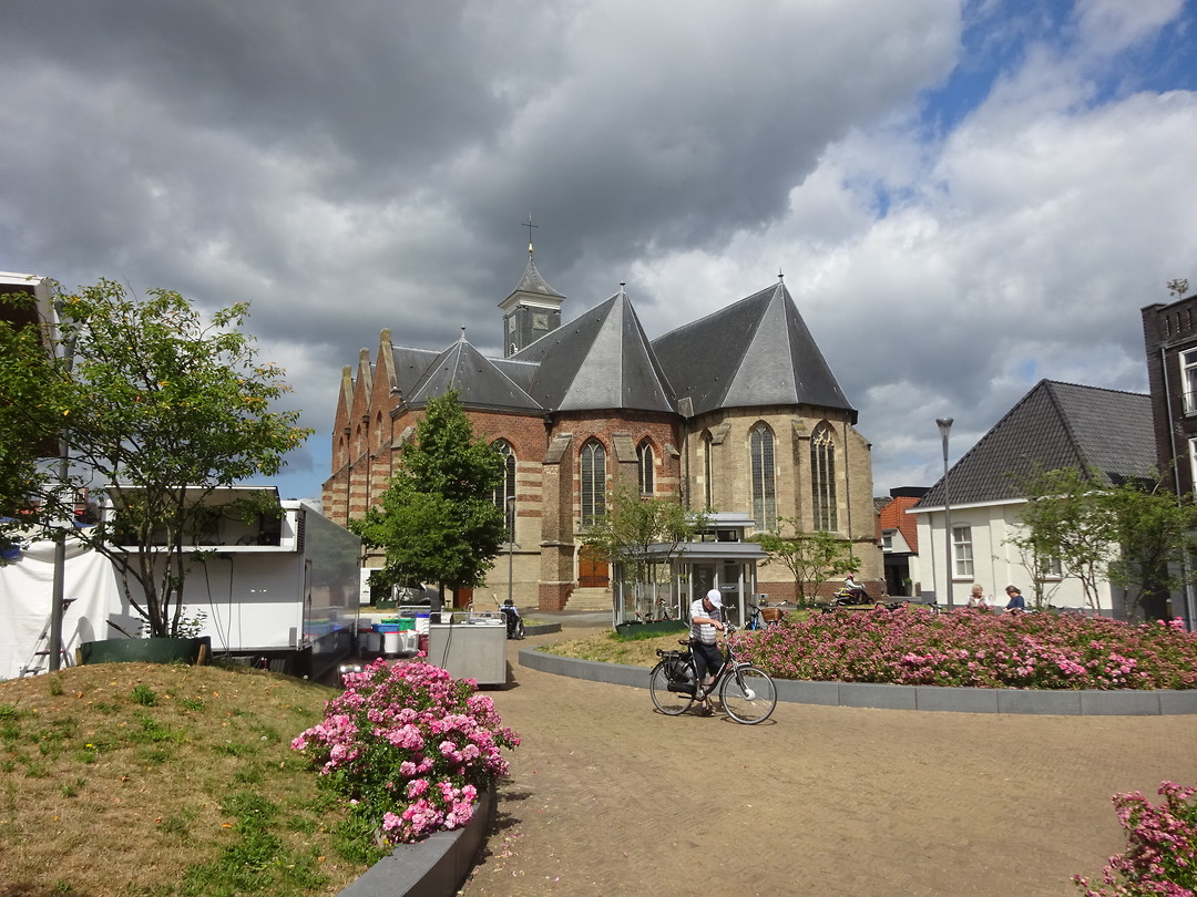 Langs de kerk | Foto | De reisverhalen van Bert en Bep Honingh