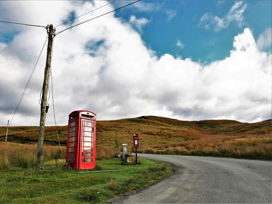 Niemand te zien maar wel telefoon en postbox | Foto | Pieter en Jeanne