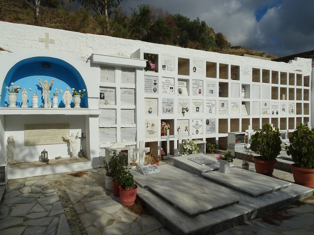 Het kerkhofje van het dorp Aghapi! | Foto | Petra Eleftheriadis’s reisblog