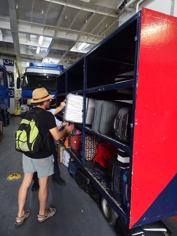 Koffers in het rek! | Foto | Petra Eleftheriadis’s reisblog