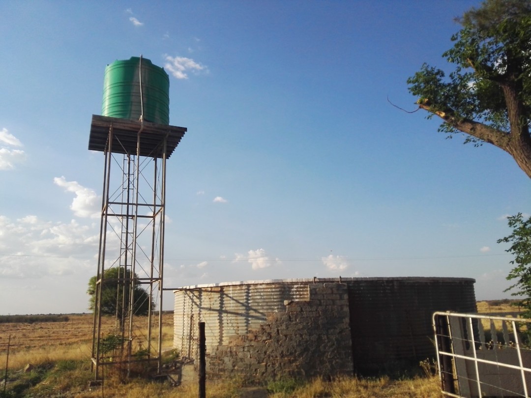 De watertoren met de plaasdam ernaast | Foto | Jeannette en Lieke