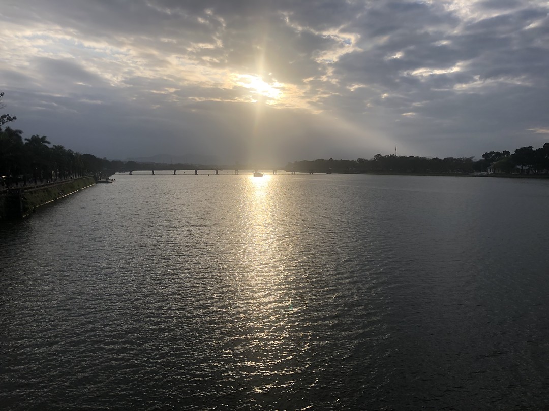 Zon boven de perfume river | Foto | Renata en Ron Kuling’s reisblog