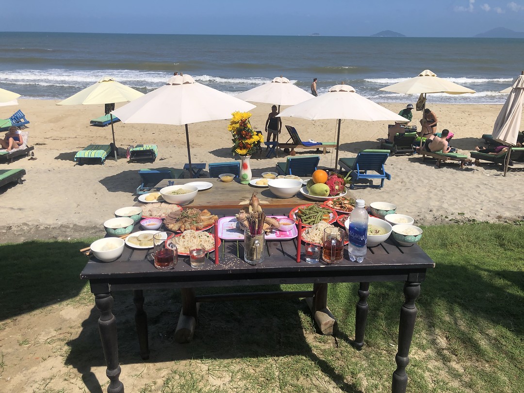 Offertafel aan het strand | Foto | Renata en Ron Kuling’s reisblog