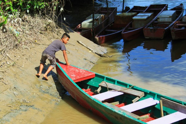 Natan de stuurman maakt de boot klaar | Foto | Renee Welvaadt’s reisblog