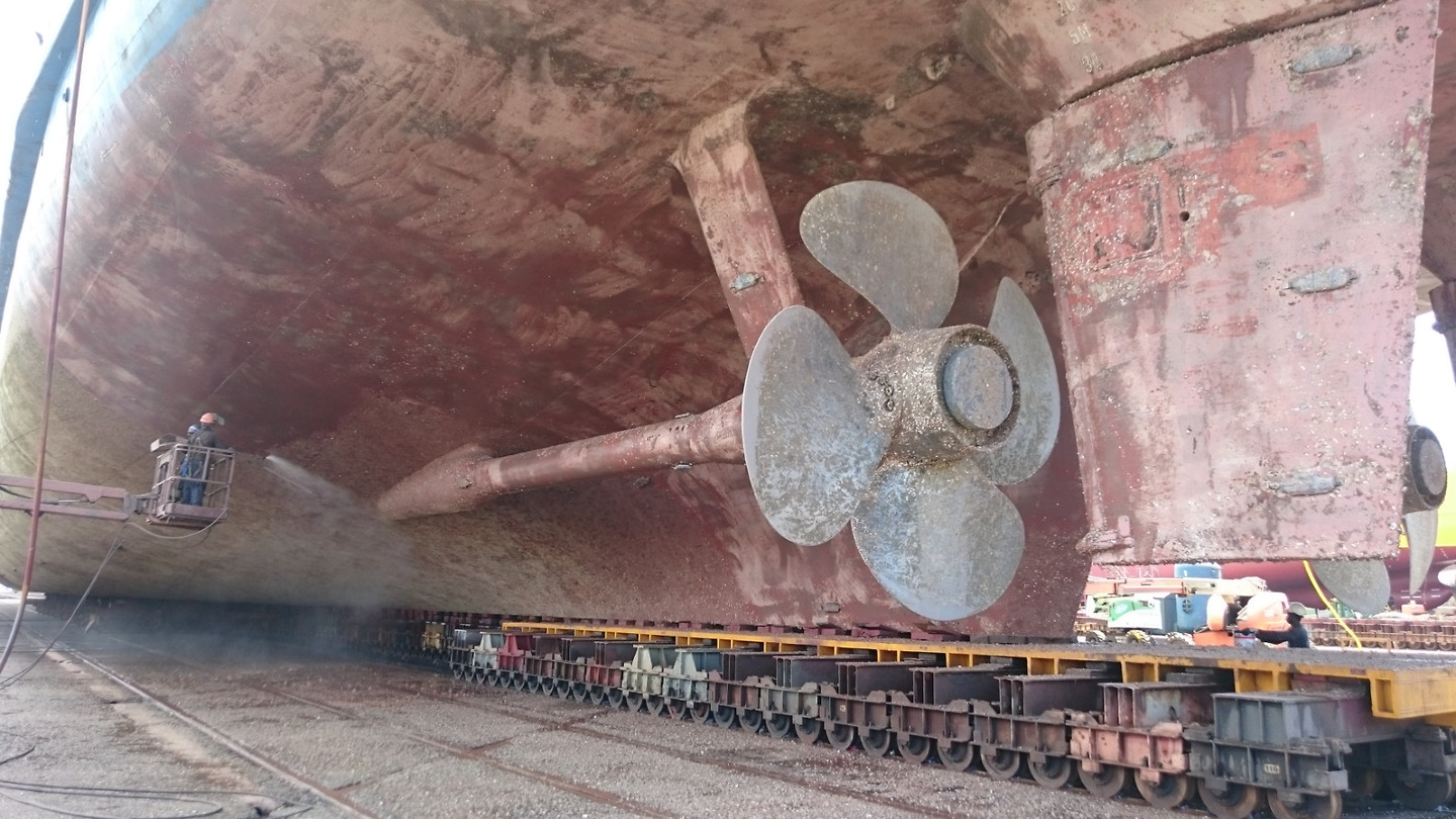 Schoonspuiten van schip: Achterzijde en schroef | Foto | Ruben Mercy Ships