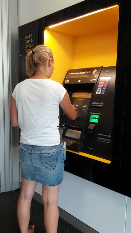 Het geld op onze rekening zetten | Foto | Jorinda en Lianne in Australië