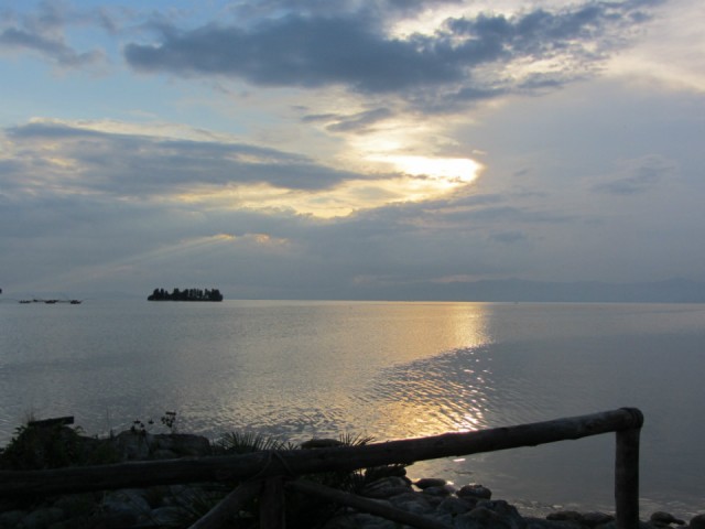 Sunset in Gisenyi, lake Kivu. | Foto | Van de Zwarteplak naar zwart ...