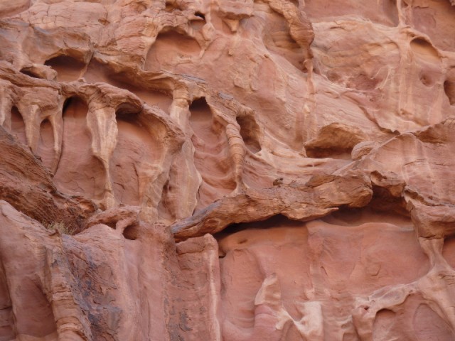 Uitgesleten rotsen door de jaren heen in de Wadi Rum | Foto | Van de ...